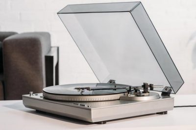 How To Play Vinyl Records? (The Ultimate Guide) | Playbutton